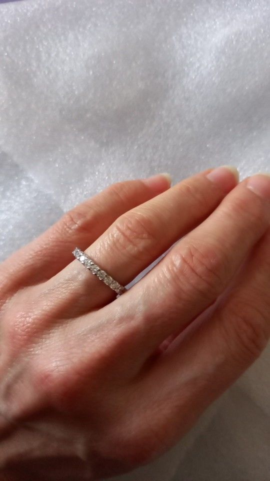 Superb ring, I took my usual size, shiny set not just glued, very nice quality fast shipping in ...